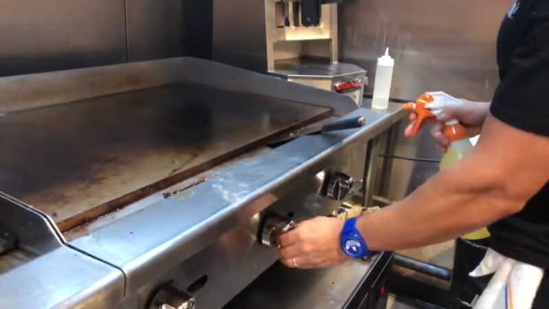 How to Clean a Flat Top Grill - Step-By-Step Guide - Smokin Joes Rib Ranch